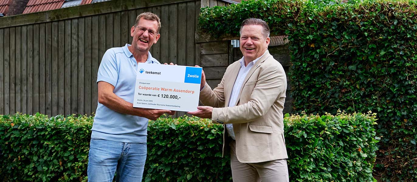 Wethouder overhandigt cheque voor vervolg Groene Renovatie - Warm Assendorp